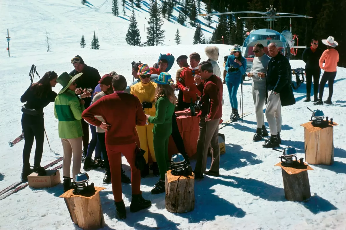 تتجمع مجموعة من المتزلجين على طبق فوندو على الزحلقة منتشر في Aspen Snowmass في عام 1967