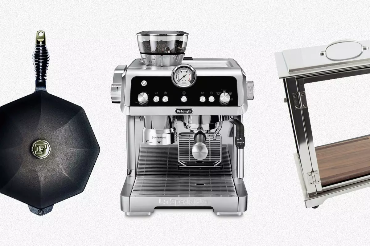 Unha tixola de ferro fundido Finex, unha máquina de café expreso De'Longhi e unha fumadora de cócteles Crafthouse by Fortessa, todas elas á venda en Sur La Table