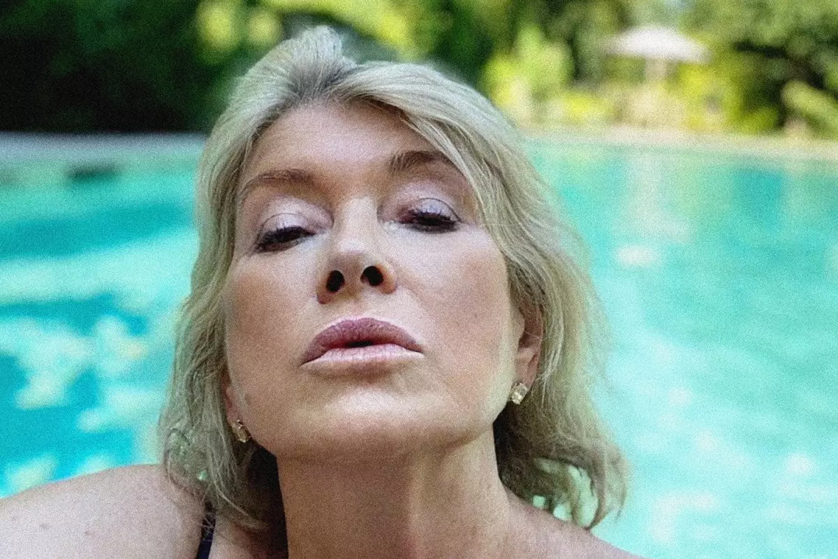 foto close-up wajah Martha Stewart, kolam di latar belakang
