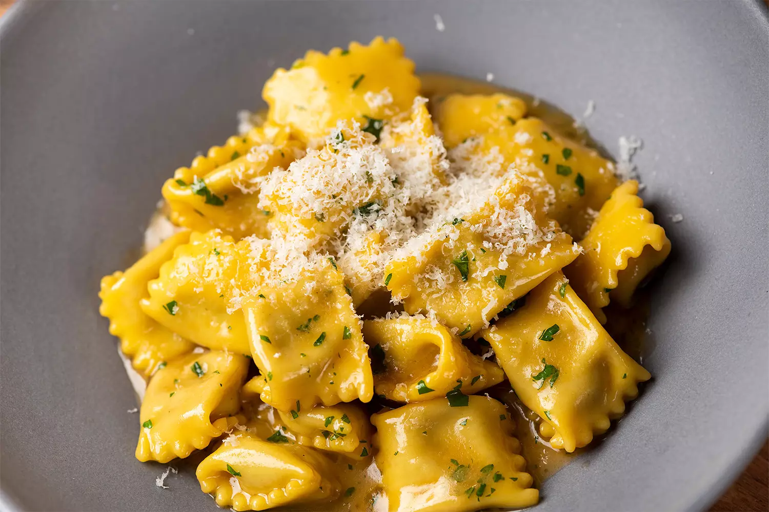 eng Schossel Ravioli-ähnlech Nuddelen