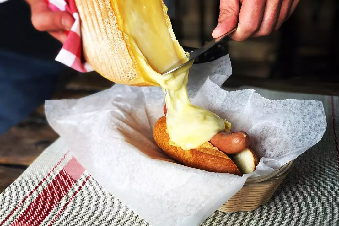 Como se deliciar com a bondade brega da raclette em casa