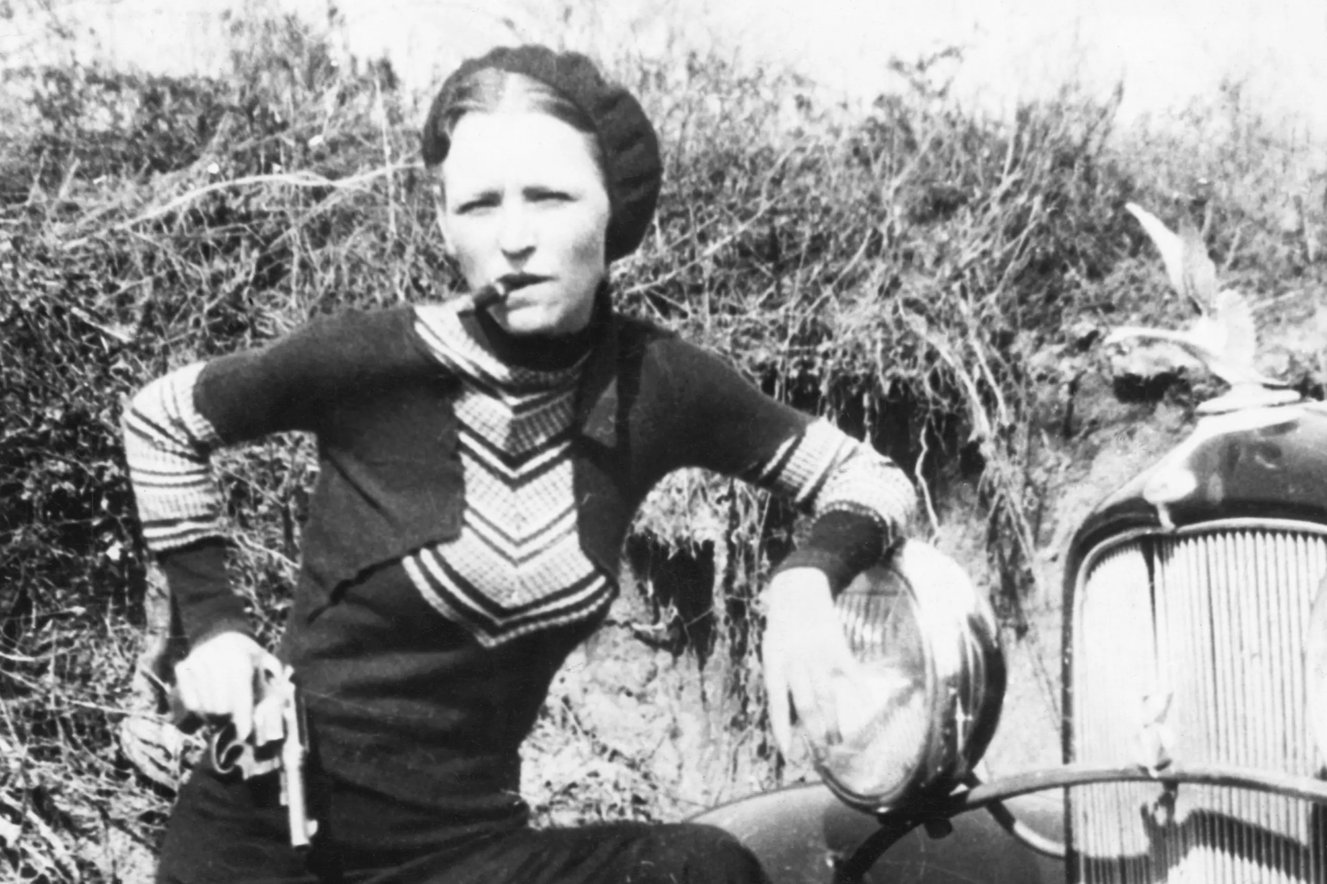 Bonnie Parker หุ้นส่วนของ Clyde Barrow สูบซิการ์