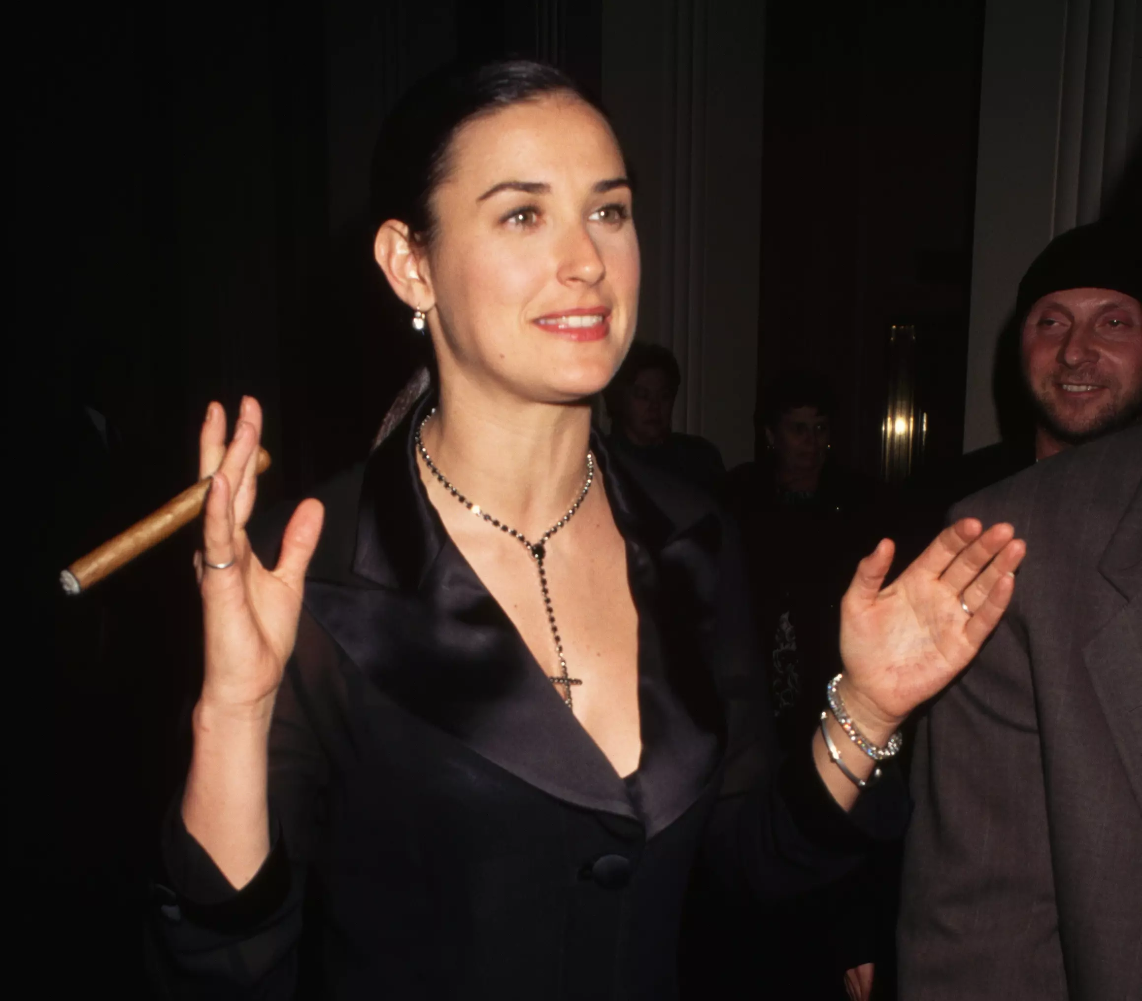 Demi Moore menikmati cerutu di luar Carnegie Hall pada tahun 1995