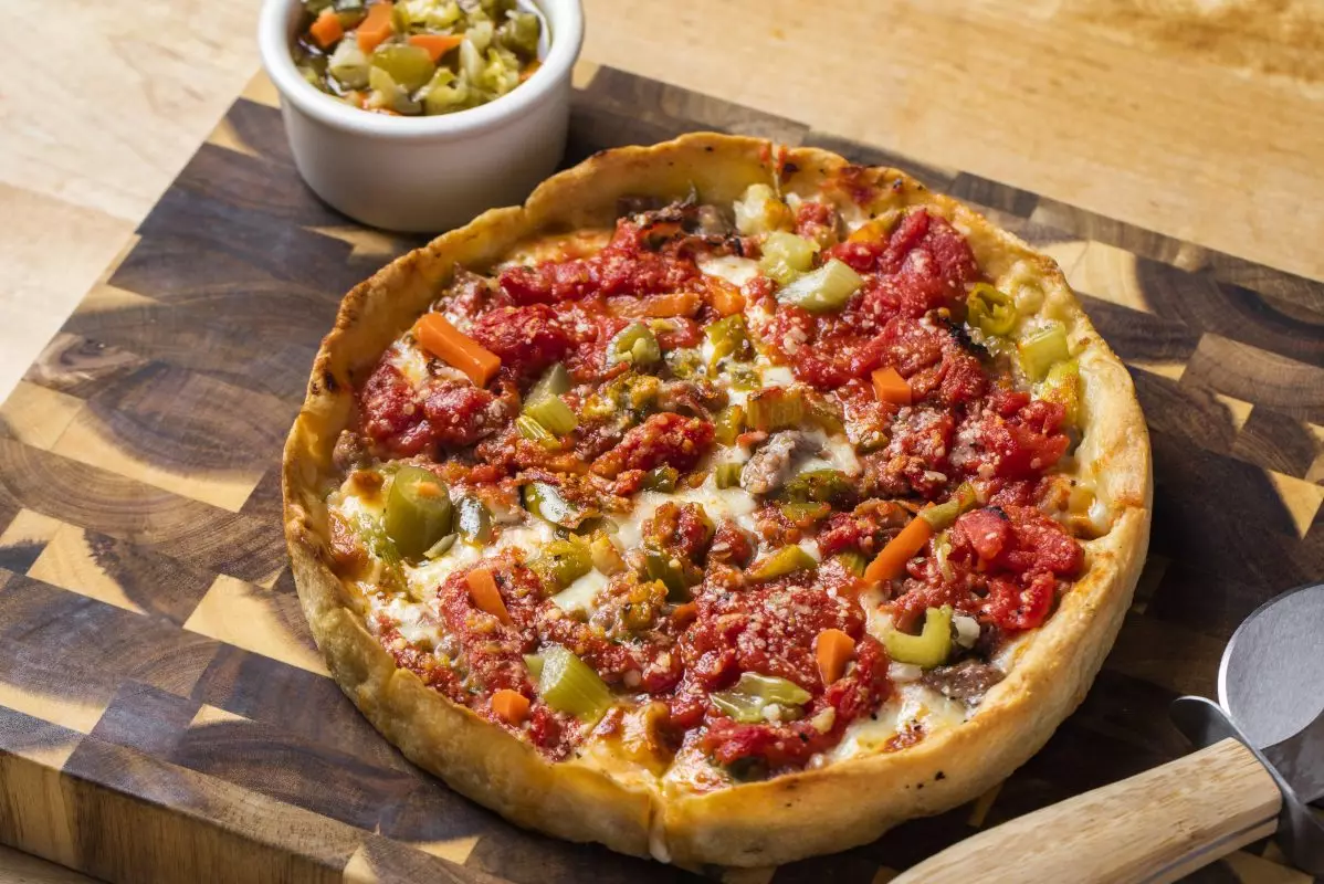 Maacht d'Giardiniera a Chicago Pizzeria Slathers op sengem italienesche Beef Deep-Dish Pie