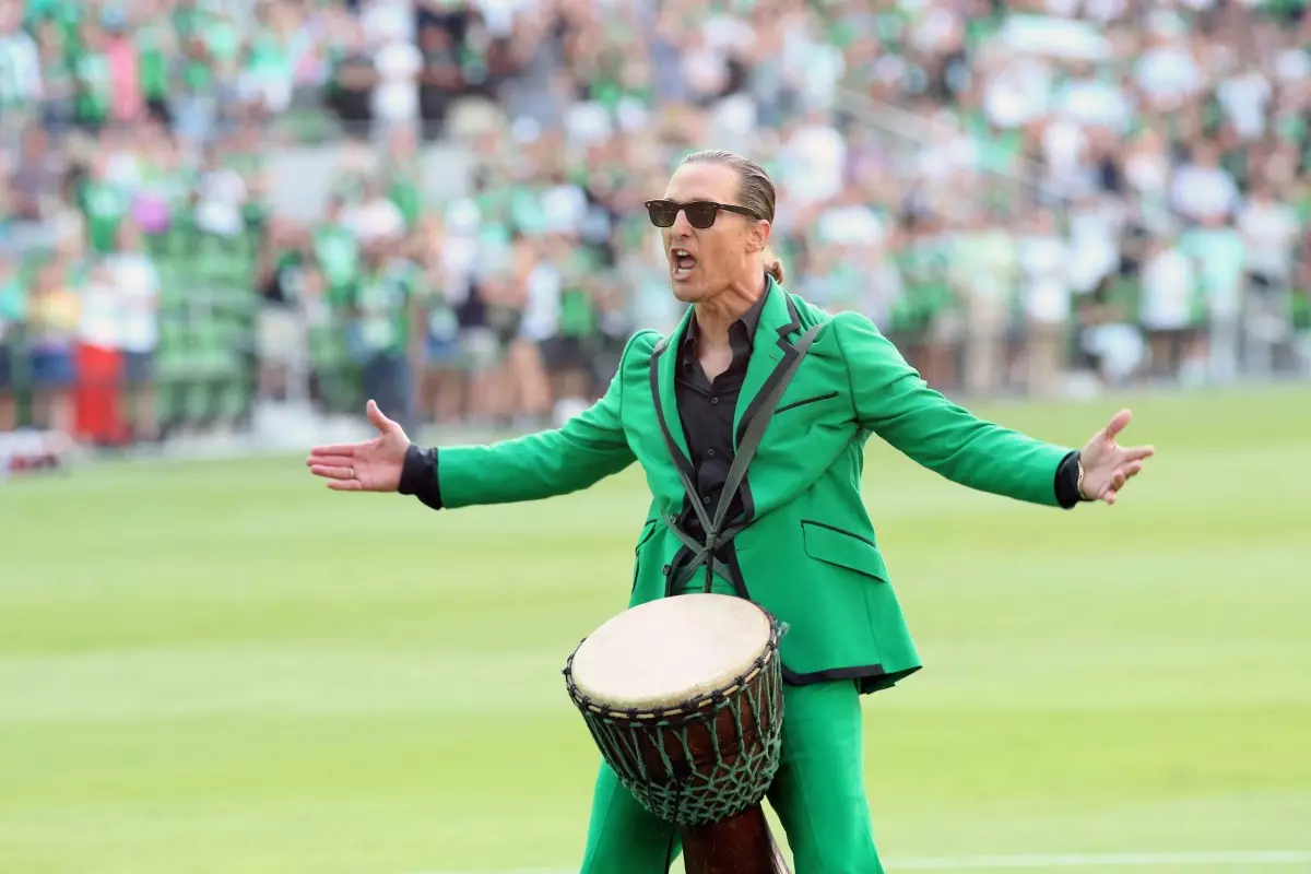 Matthew McConaughey na-eme tupu mmalite nke egwuregwu ụlọ mbụ n'etiti San Jose Earthquakes na Austin FC na Q2 Stadium na June 19, 2021 na Austin, Texas.