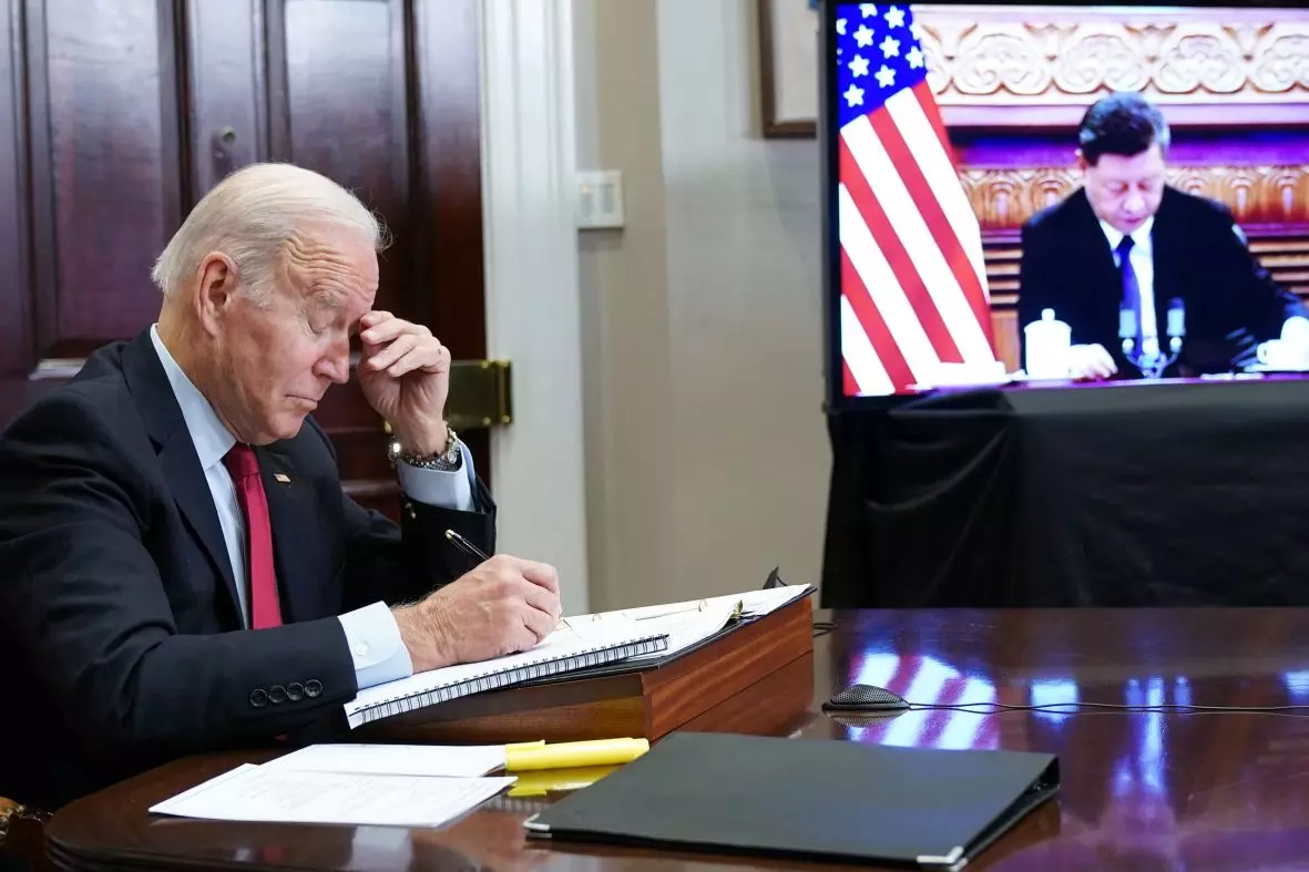 Joe Biden fai xestos mentres se reúne co presidente de China, Xi Jinping, durante un cumio virtual