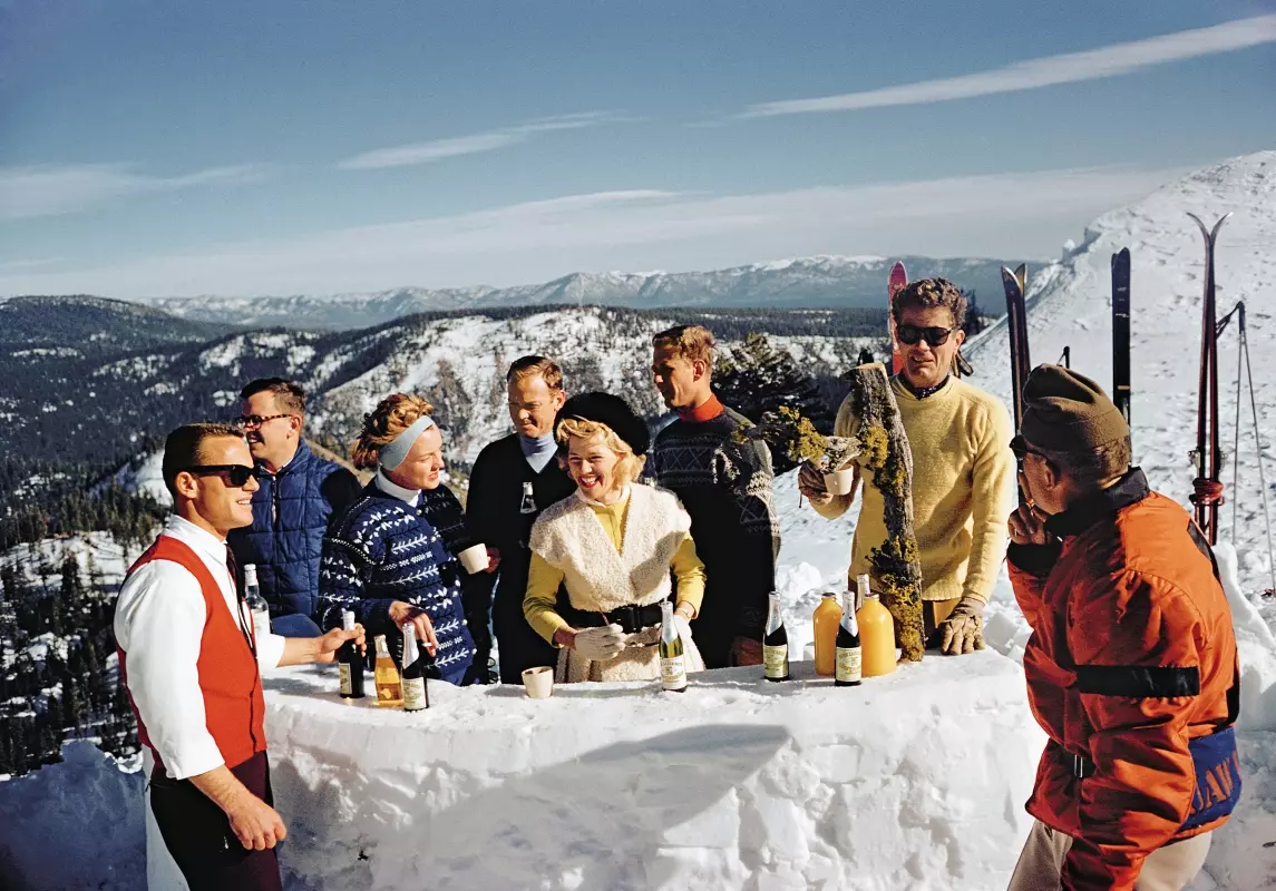 Skîvan ku bi après-ski piçûk li ser çiyayekî berfê pîroz dikin, ku ji hêla wênekêş Slim Aarons ve hatî kişandin.