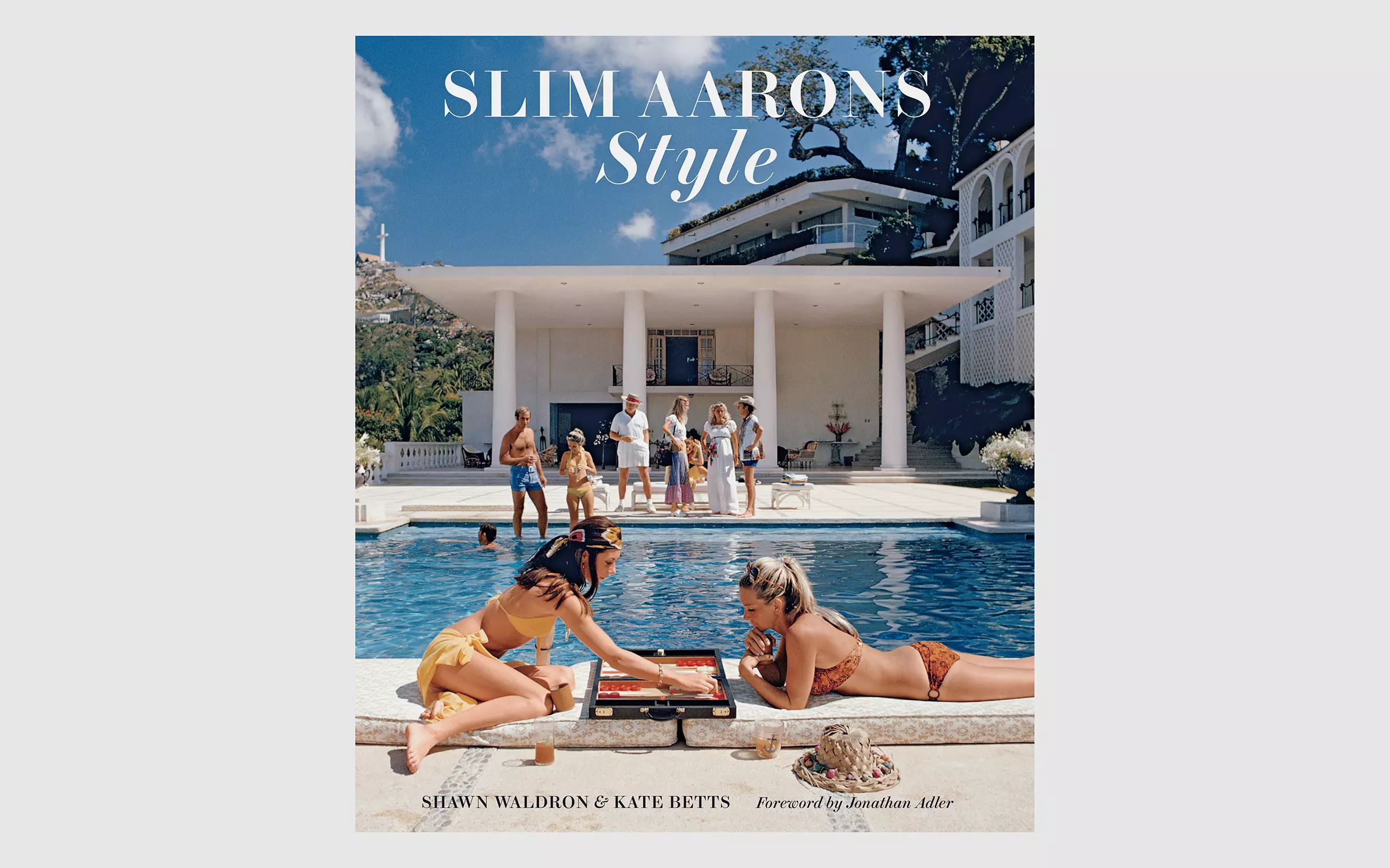 Naslovnica Slim Aarons: Style, najnovejše poglavje knjig, ki prikazuje izgubljeni svet, ki ga je Aarons ujel. Predstavlja ženske v bikinijah, ki ležijo ob bazenu