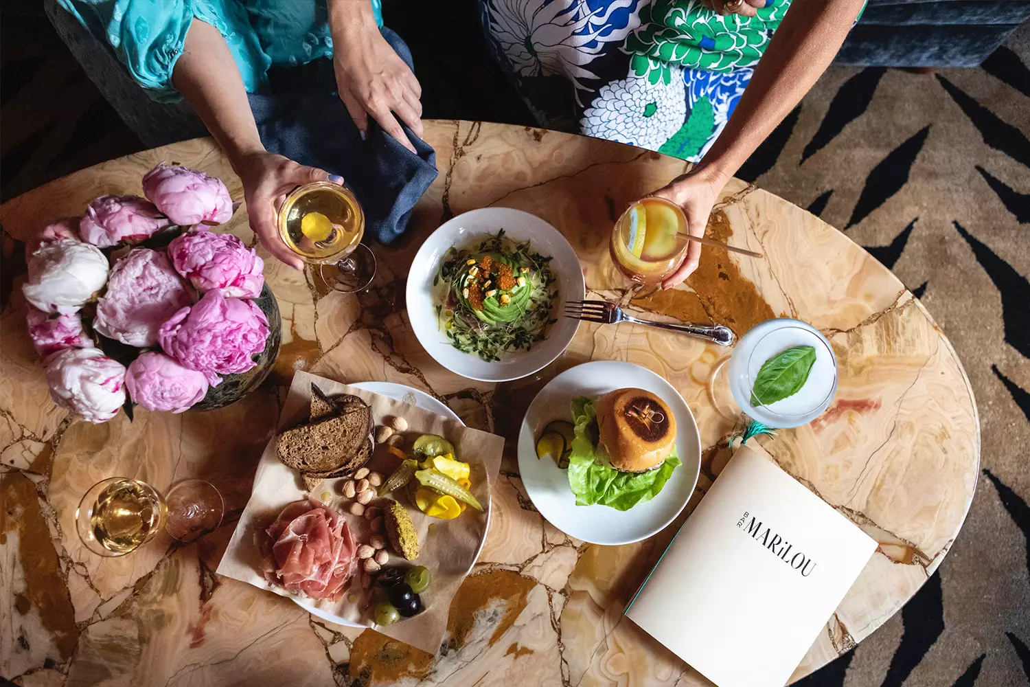 Di Bar Marilou, anu tuangeun tiasa tuang tuangeun ringan sapertos salad Frisee, tapi aya ogé burger.