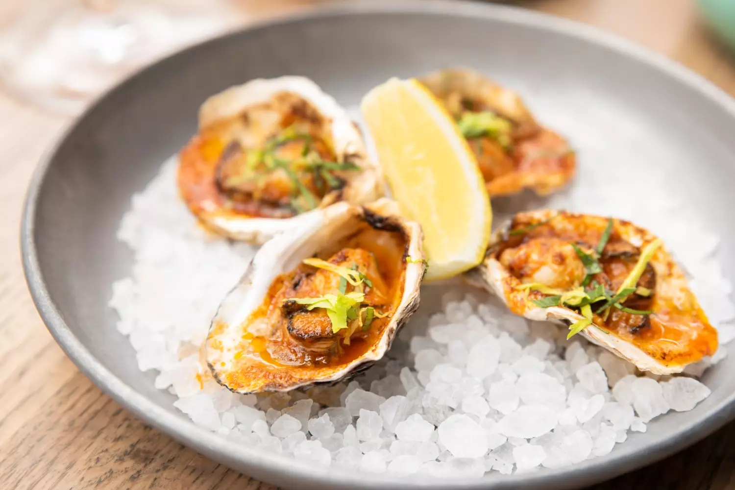 LA ਵਿੱਚ Etta ਵਿਖੇ ਅੱਗ ਨਾਲ ਭੁੰਨੇ ਹੋਏ Oysters