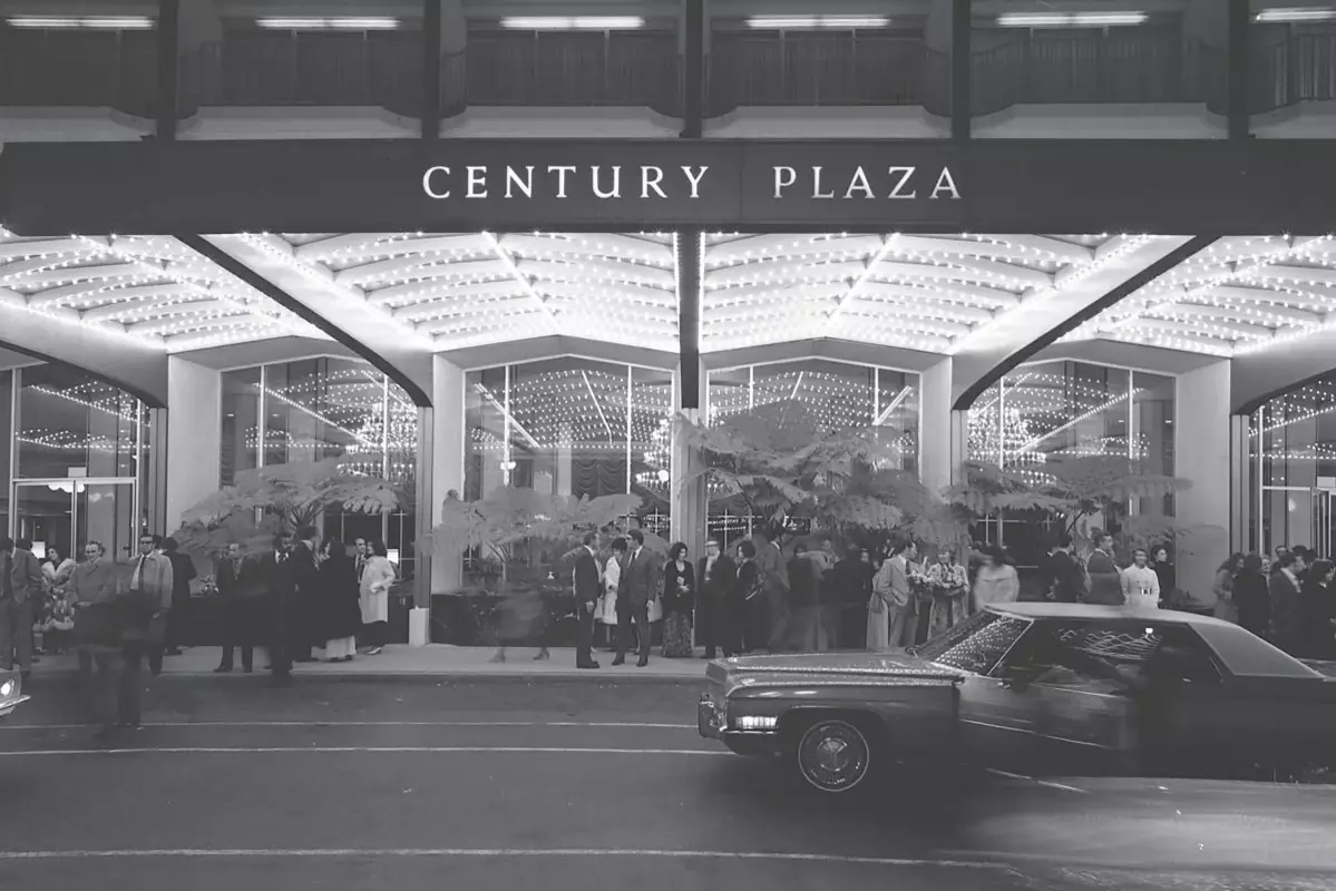 Indgangen til det nye Century Plaza Hotel i Los Angeles.