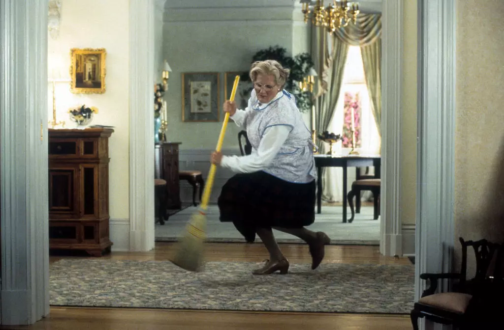 Robin Williams barriendo el suelo en la película Mrs. Doubtfire. Los valores de las propiedades han aumentado sustancialmente alrededor de la ubicación de la casa de la película.