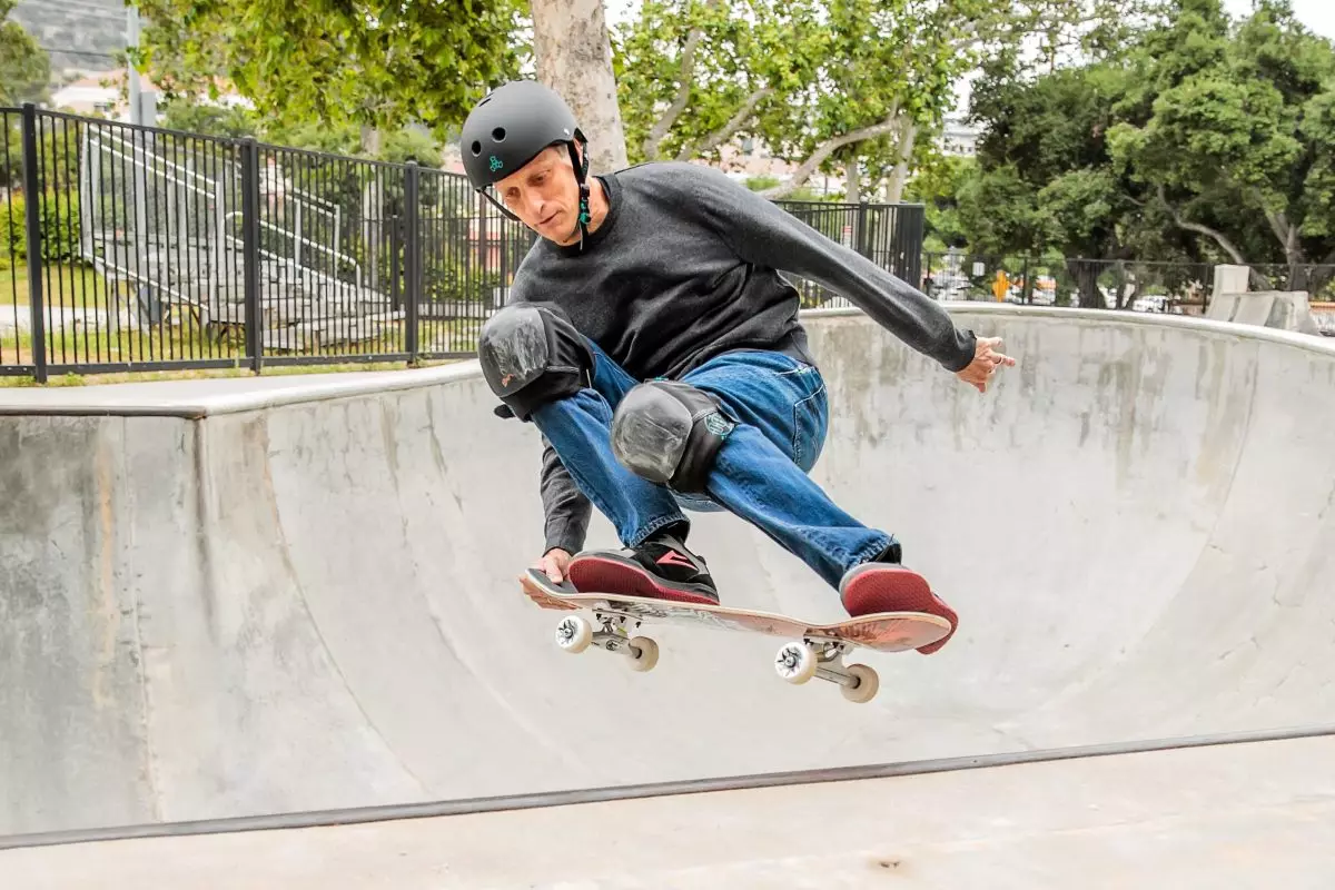 Sehen Sie, wie der 52-jährige Tony Hawk zum ersten Mal seit Jahren einen 720 stampft