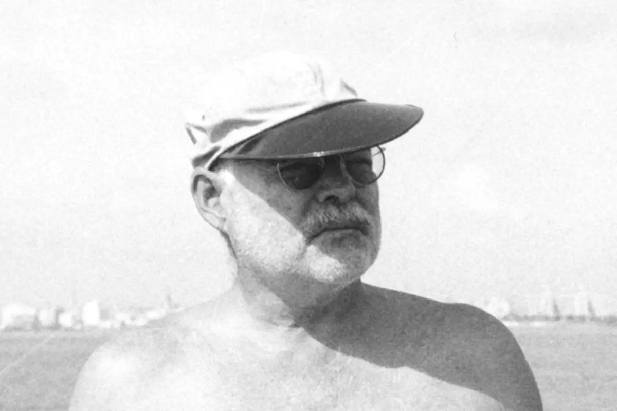 Ernest Hemingway em um chapéu Quaker Marine Supply Oysterman