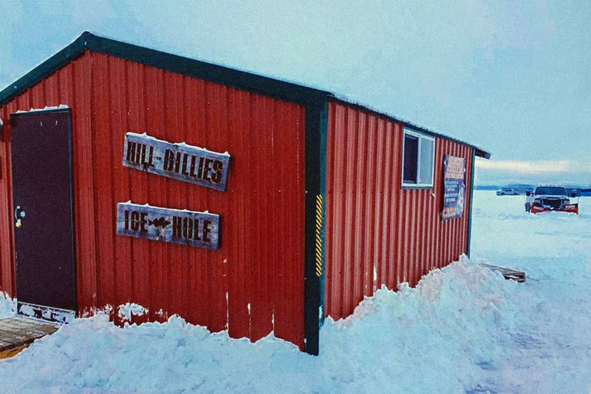 Siuntimas iš Hillbillies ledo skylės, baro užšalusio ežero viduryje