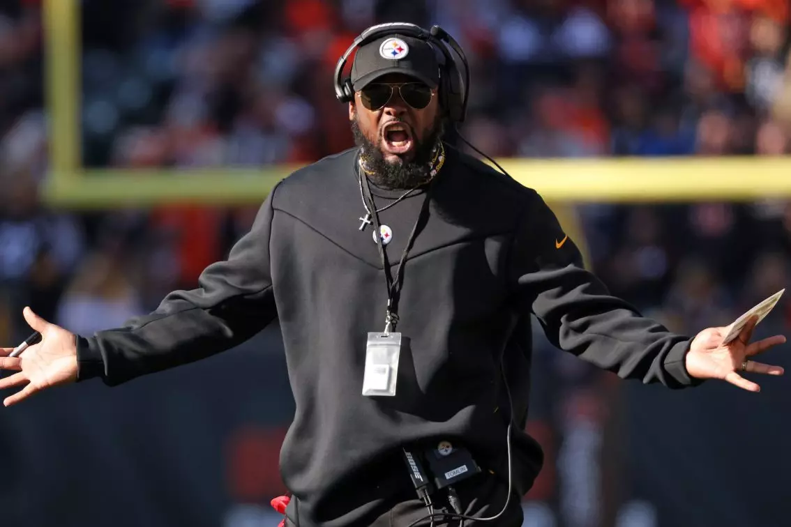 Mae'r prif hyfforddwr Mike Tomlin o'r Pittsburgh Steelers yn ymateb o'r ochr