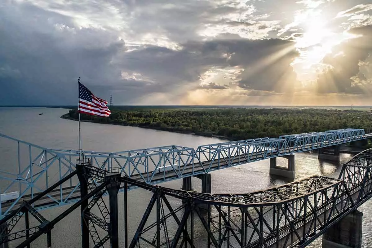 На мостот Виксбург во Мисисипи гледајќи на запад во Луизијана.