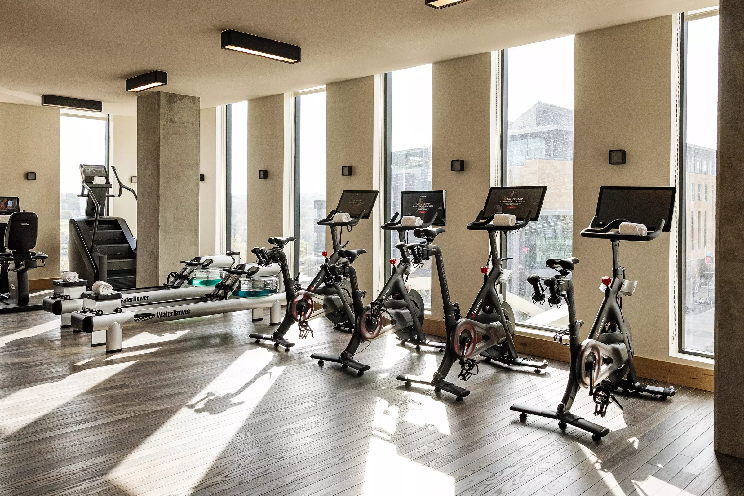 Am Fitnesszenter um véierte Stack vum Proper Hotel zu Austin