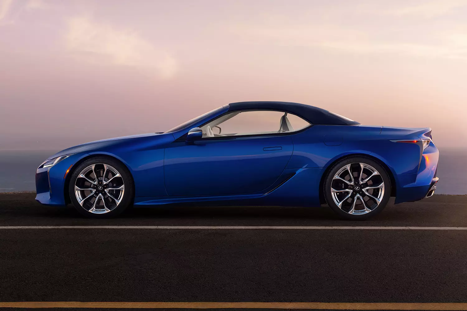 2021 m. Lexus LC 500 kabrioleto profilis su viršuje. Peržiūrėjome didįjį keliautoją ir išvažiavome jį mylėdami.