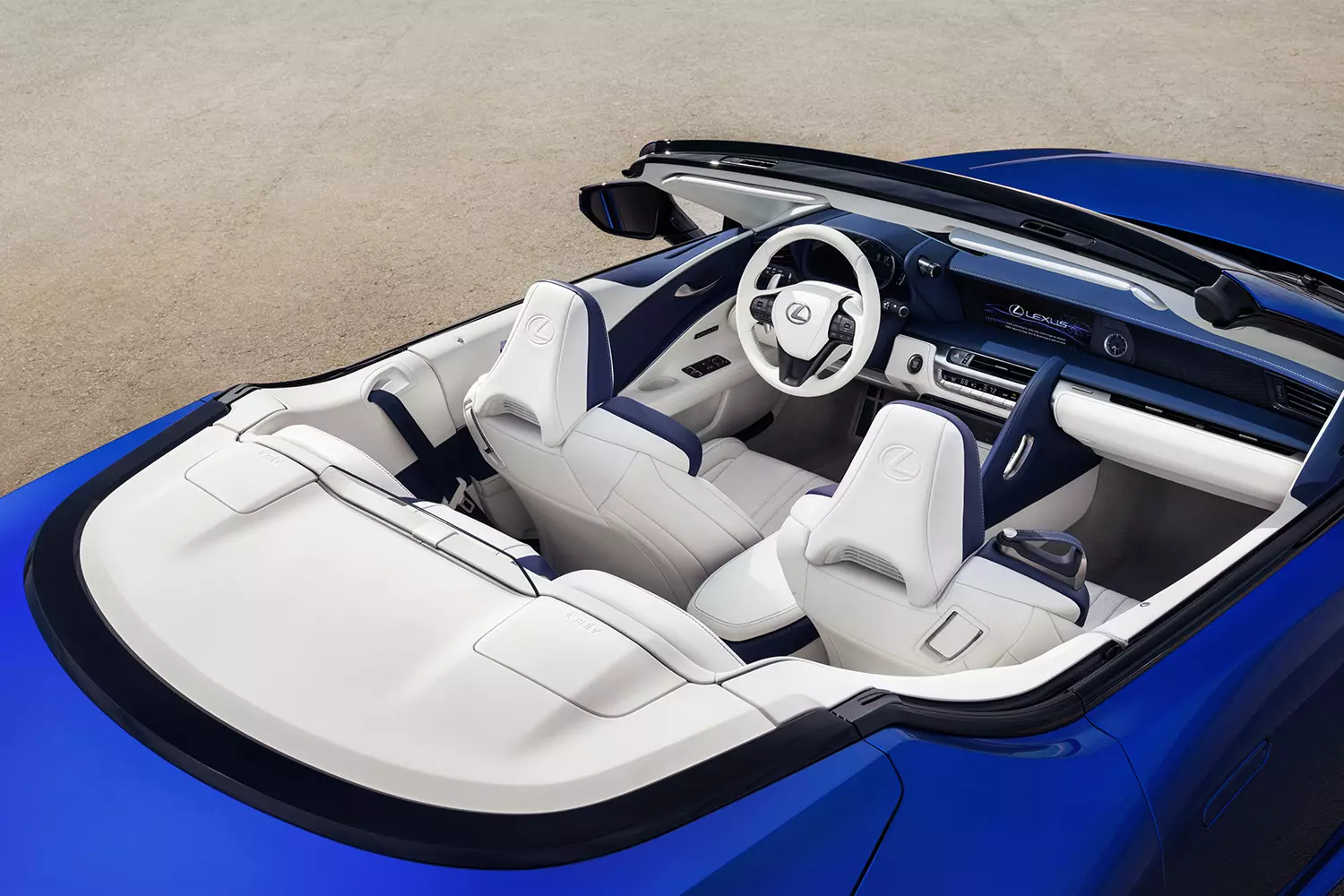 Biely interiér Lexus LC 500 Cabrio z roku 2021 v modrej farbe. Jediná vec, ktorá sa nám na tom nepáči? Infotainment.