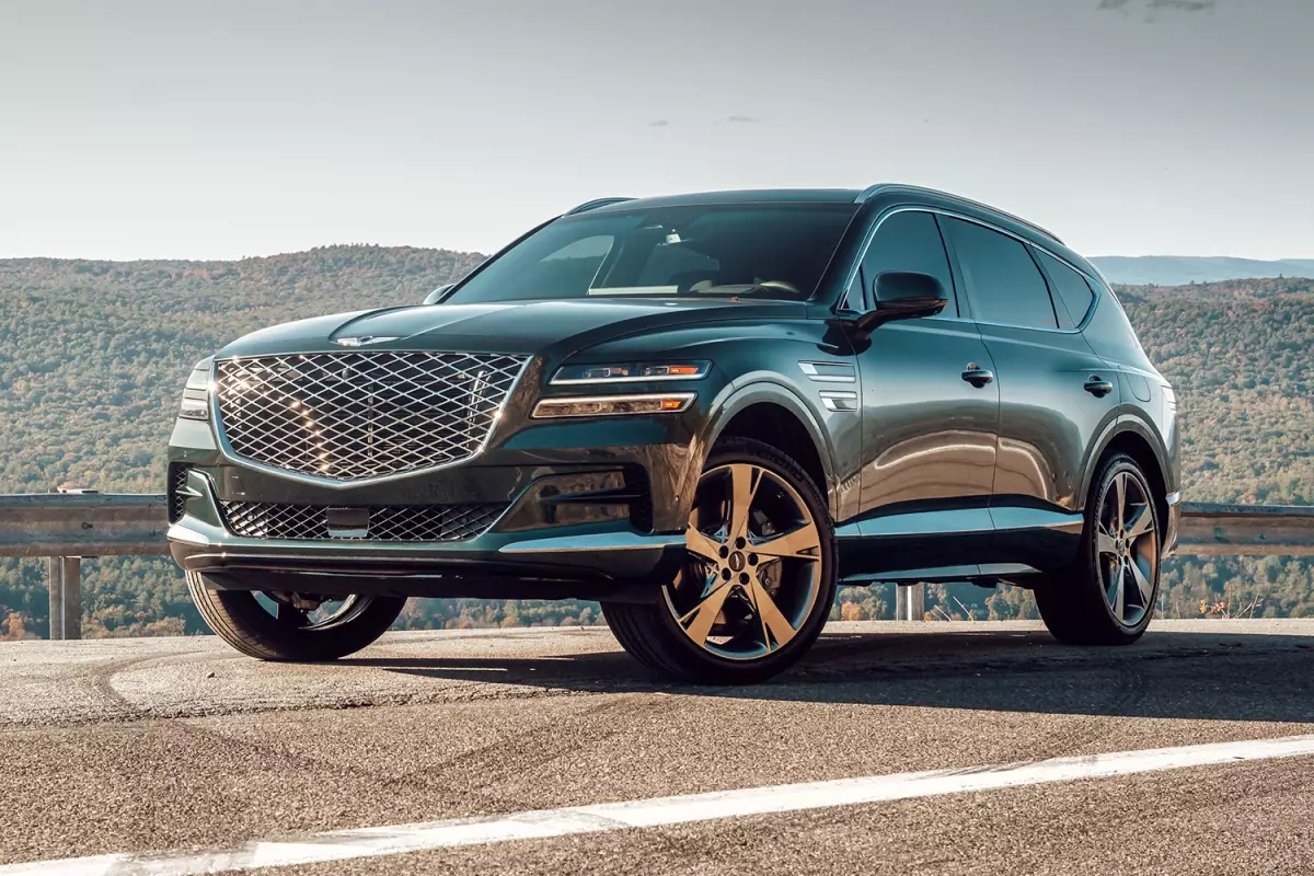 La SUV Genesis GV80 2021 en verde se detiene en una carretera con colinas detrás