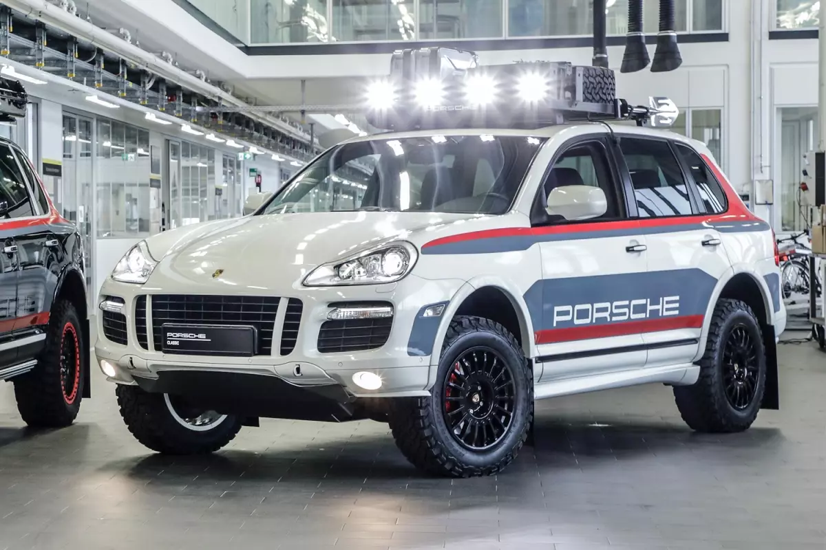 In earste-generaasje Porsche Cayenne SUV dat waard oanpast foar outdoors en off-road prestaasjes. De showauto toant de ynset fan 'e autofabrikant foar oanpassing.