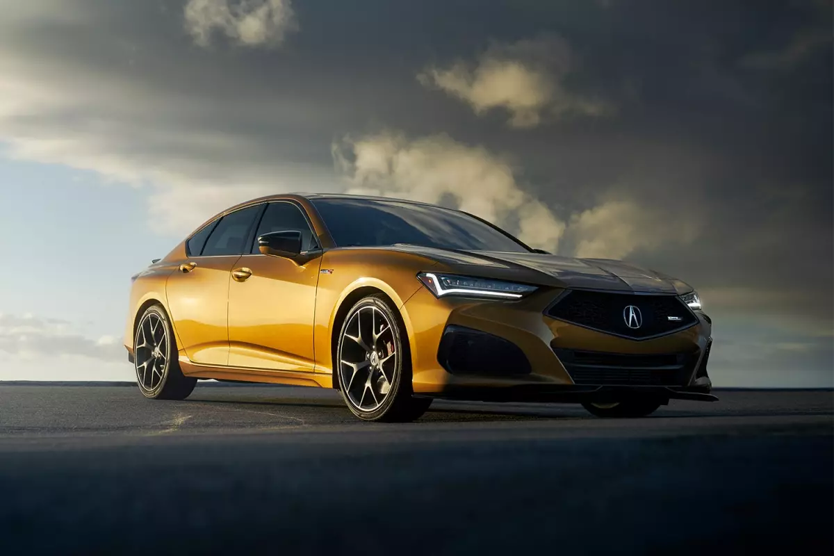 Acura TLX Type S 2021 року, новий потужний чотиридверний седан золотого кольору. Чи може це стати відправною точкою для трансформації електромобіля Acura.