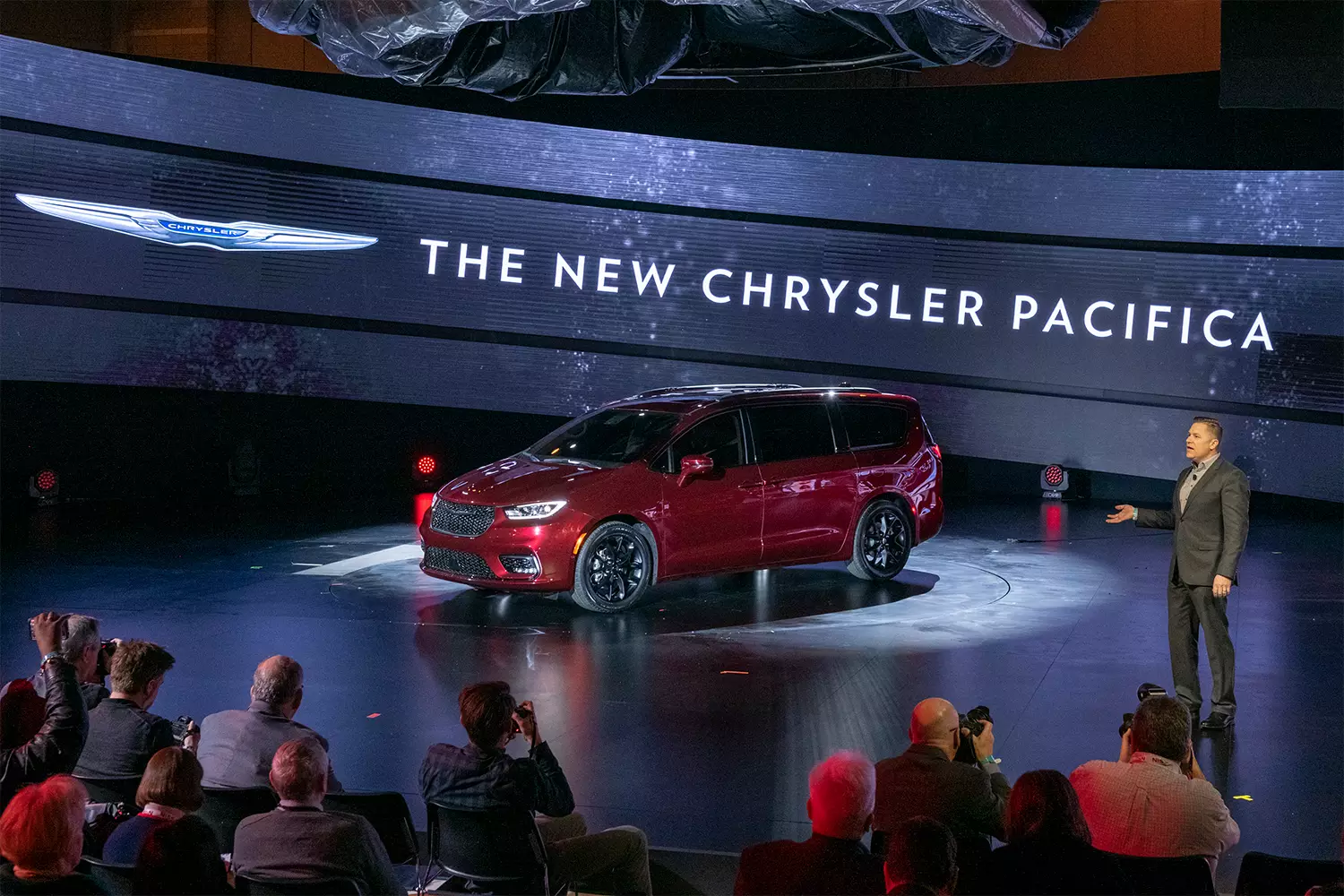 Новий мінівен Chrysler Pacifica у червоному кольорі дебютував на автосалоні в Чикаго. Чи можна його перетворити на електромобіль?