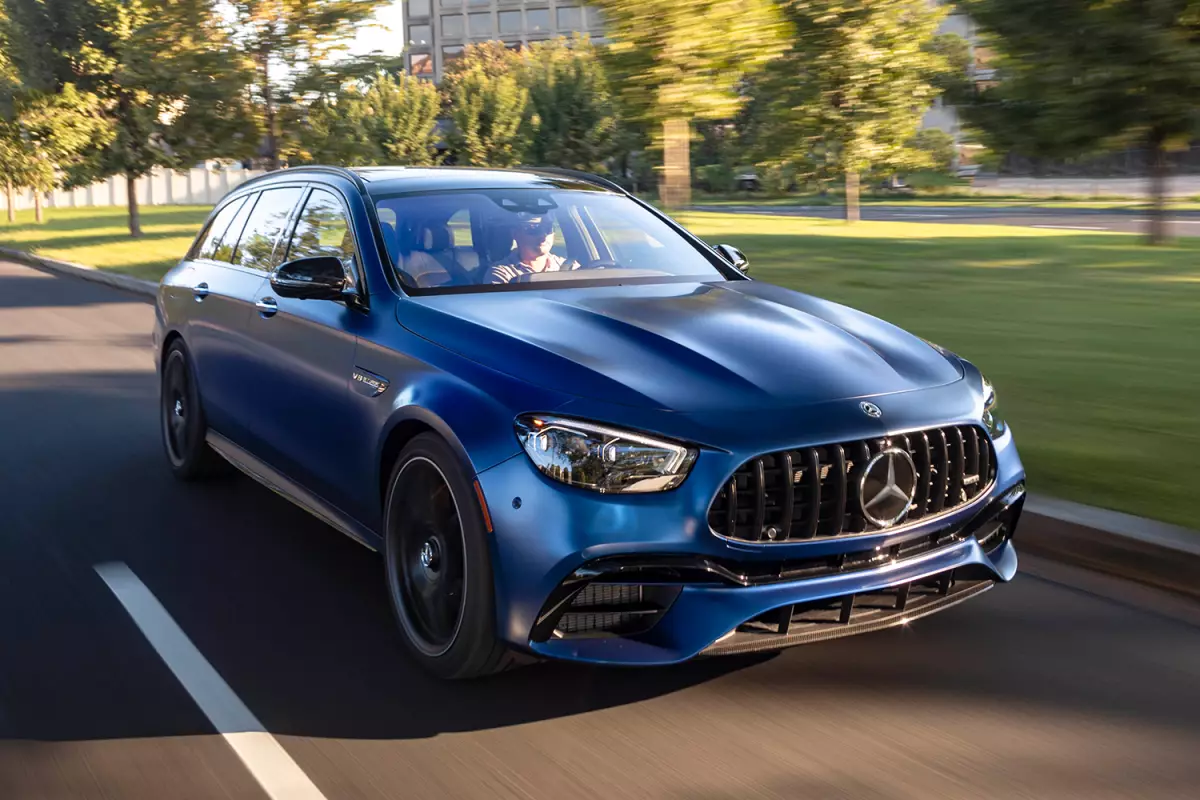 Sininen 2021 Mercedes-AMG E63 S 4MATIC Wagon ajamassa kadulla. Haluatko tehokkaan farmarivaunun? Lue arvostelumme tästä.