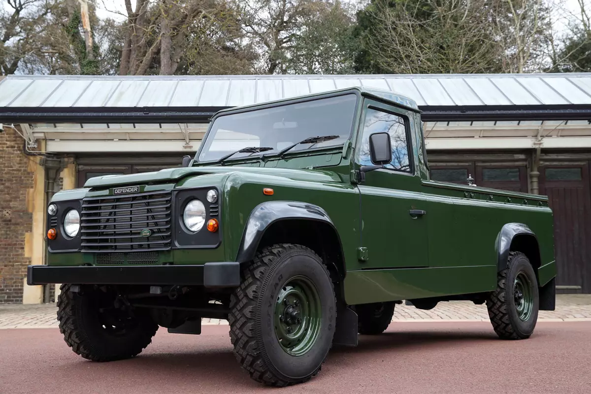 Der grüne Land Rover Defender Leichenwagen, der speziell von Prinz Philip entworfen wurde, um seinen Sarg für seine Trauerfeier zu tragen