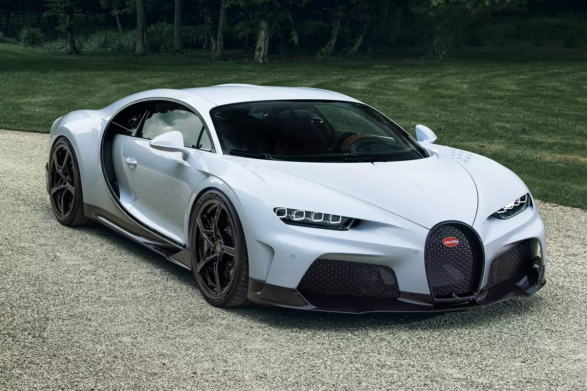 Mens superbilmarkedet bliver elektrisk, holder Bugatti sig med 16 cylindre