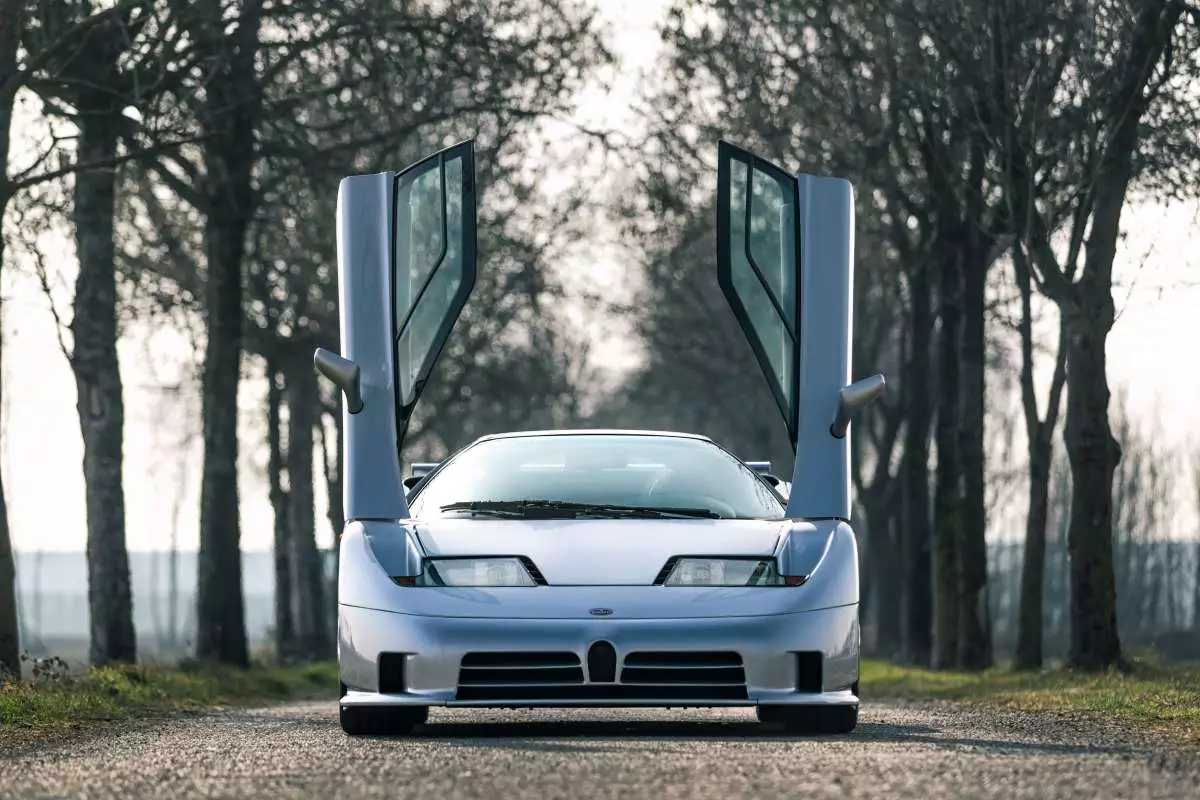 Iko kunze kwe1995 Bugatti EB110 Super Sport. (Girardo & Co.)