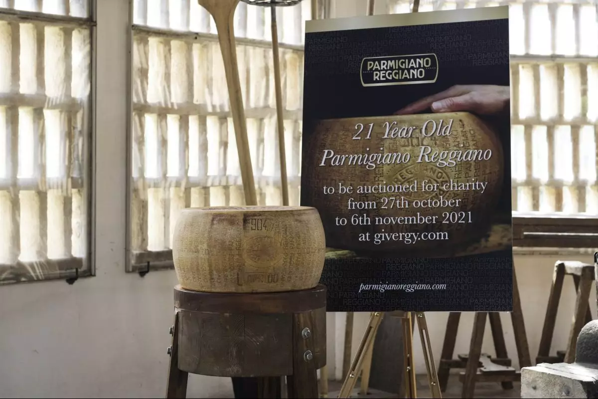 Isa sa Pinakamatandang Keso sa Mundo, isang 21-Taong-gulang na Parmigiano Reggiano Wheel, ay Ipapa-auction