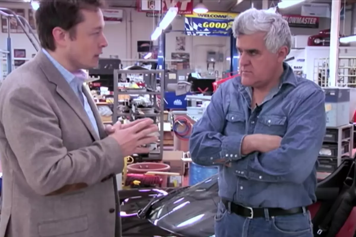 Jay Leno Elfosas Arkivan Filmaĵon de Unua Intervjuo Kun Elon Musk