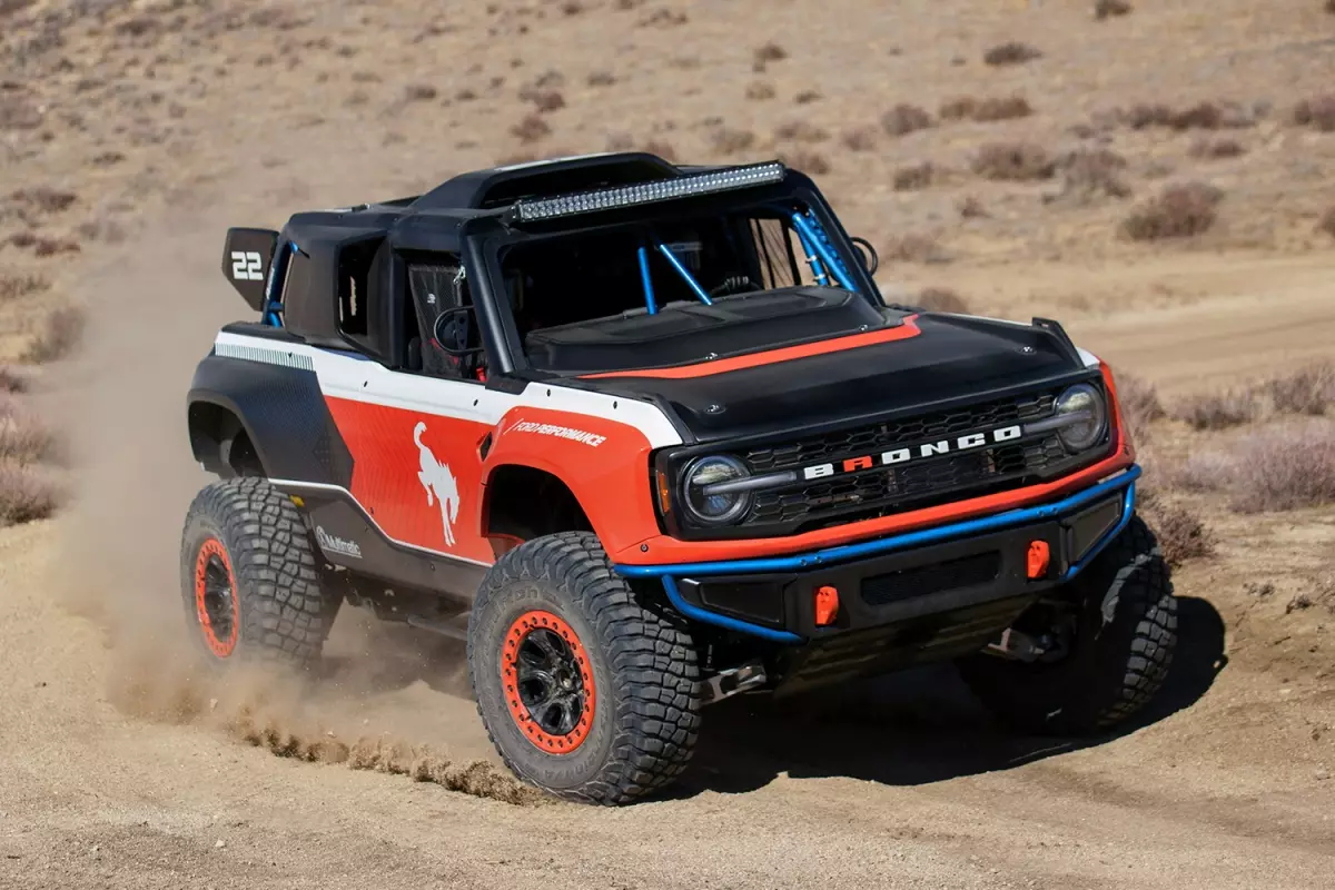 Der 2023 Ford Bronco DR oder Desert Racer, der auf sandigen Straßen herumrast