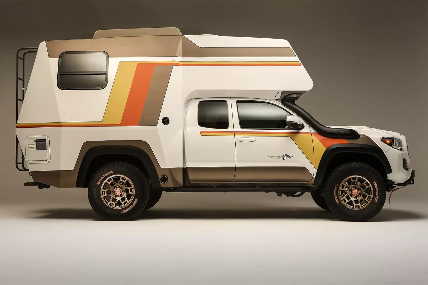 Боковой профиль Toyota Tacozilla Tacoma Camper, построенного для SEMA 2021. В ретро-автомобиле есть душ, кухня и множество спальных мест.