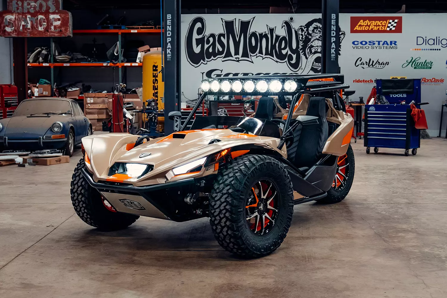 Die Urban Assault Polaris Slingshot in der Gas Monkey Garage, die vom Team von Richard Rawlings für die SEMA 2021 gebaut wurde. Das Dreirad verfügt über eine Reihe von benutzerdefinierten Elementen.