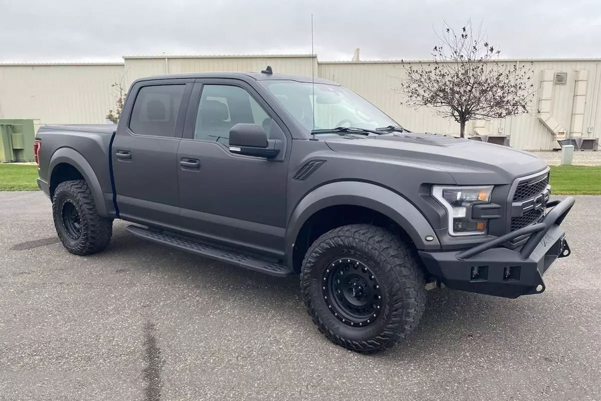 以前はカニエウェストが所有していた2019フォードF-150ラプター。高性能のオフロードピックアップトラックは、Musser Bros.のオークションで販売され、ワイオミング州コーディのFremontMotorsから委託されています。