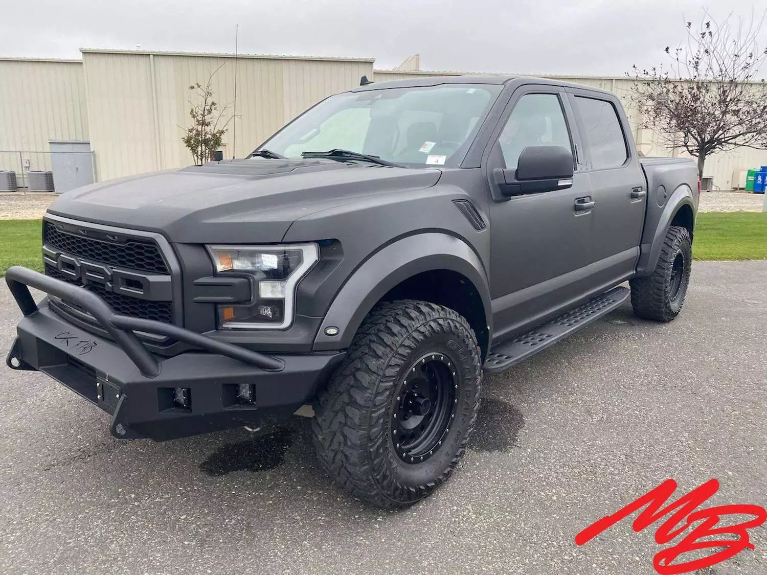 ワイオミング州コーディのKanyeWestの2019Ford F-150 Raptor 4x4 SuperCrewが、MusserBrosからオークションにかけられました。