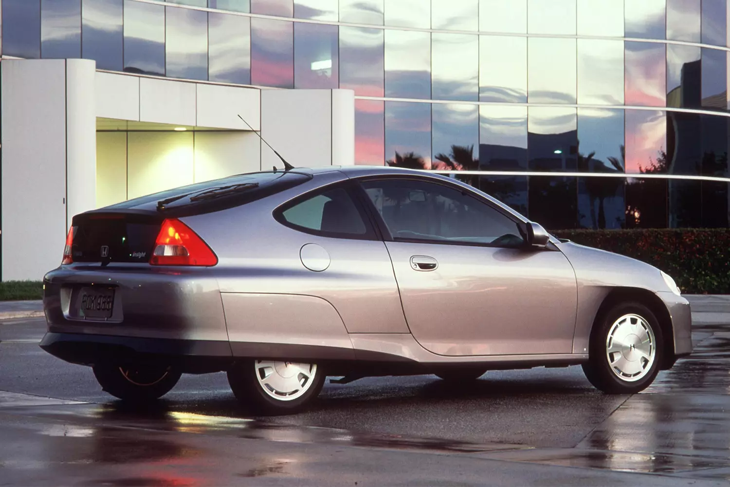 Ƙarshen baya na 2000 Honda Insight hybrid a azurfa