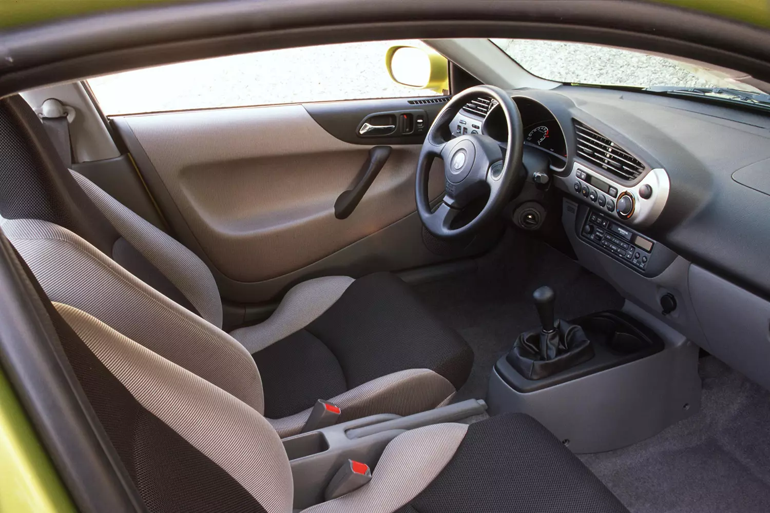 L'intérieur d'un hybride Honda Insight 2000