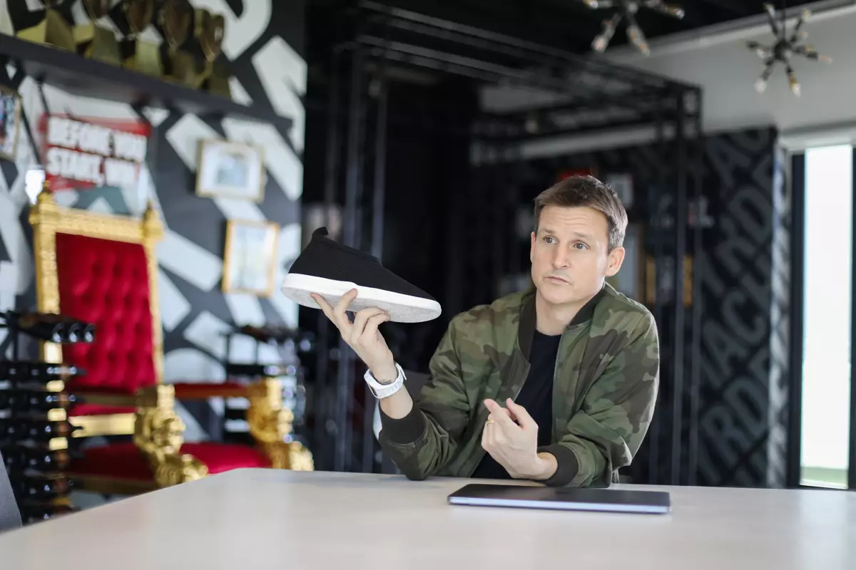 Rob Dyrdek Dyrdek Machine මූලස්ථානයේ Lusso Cloud Slipper එකක් දරයි