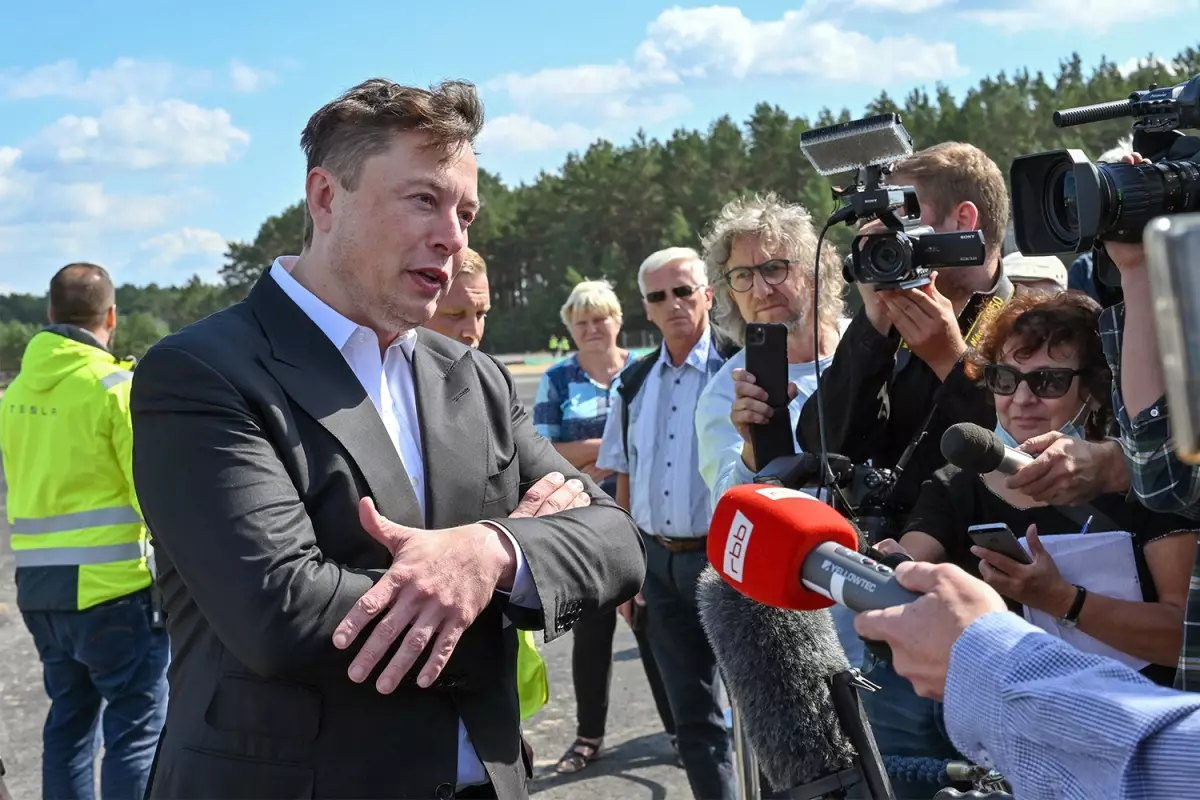 Sagt er að Tesla hafi sagt upp PR-deild sinni