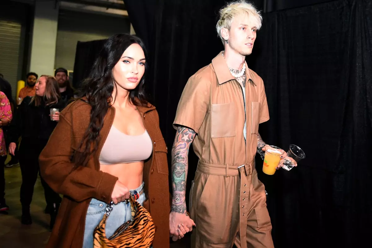 Machine Gun Kelly-k Megan Fox-en odola lepoan zergatik daraman azaltzen du