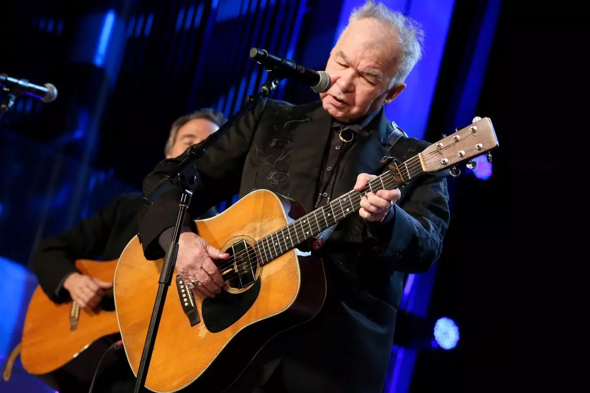 Mae Albwm Teyrnged Newydd John Prine Ar y Ffordd, Wedi'i Gychwyn gan Brandi Carlile