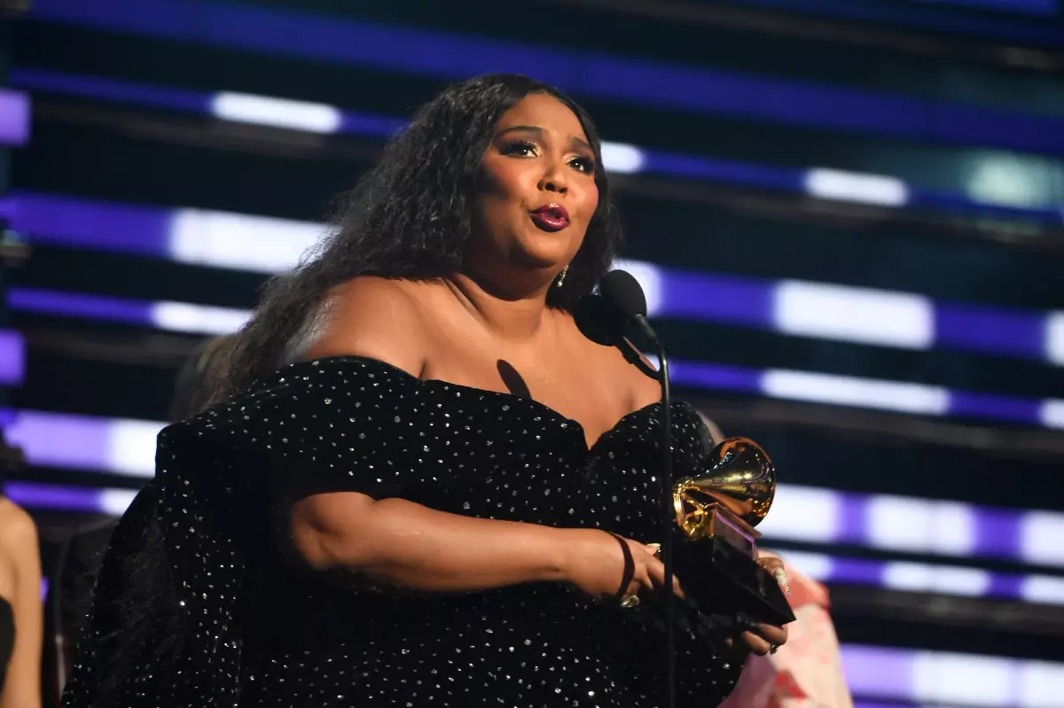 Lizzo nampa Grammy Award