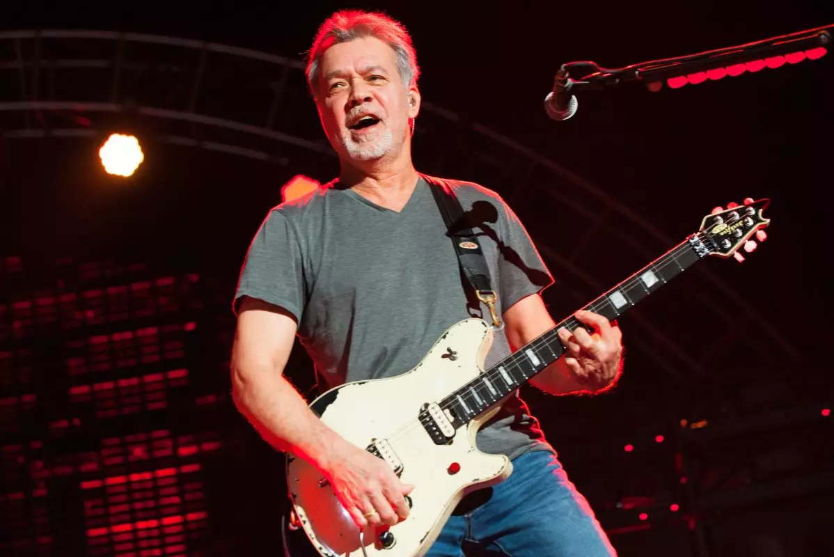 Eddie Van Halen ntawm Van Halen ua yeeb yam ntawm Perfect Vodka Amphitheatre hauv West Palm Beach, Florida