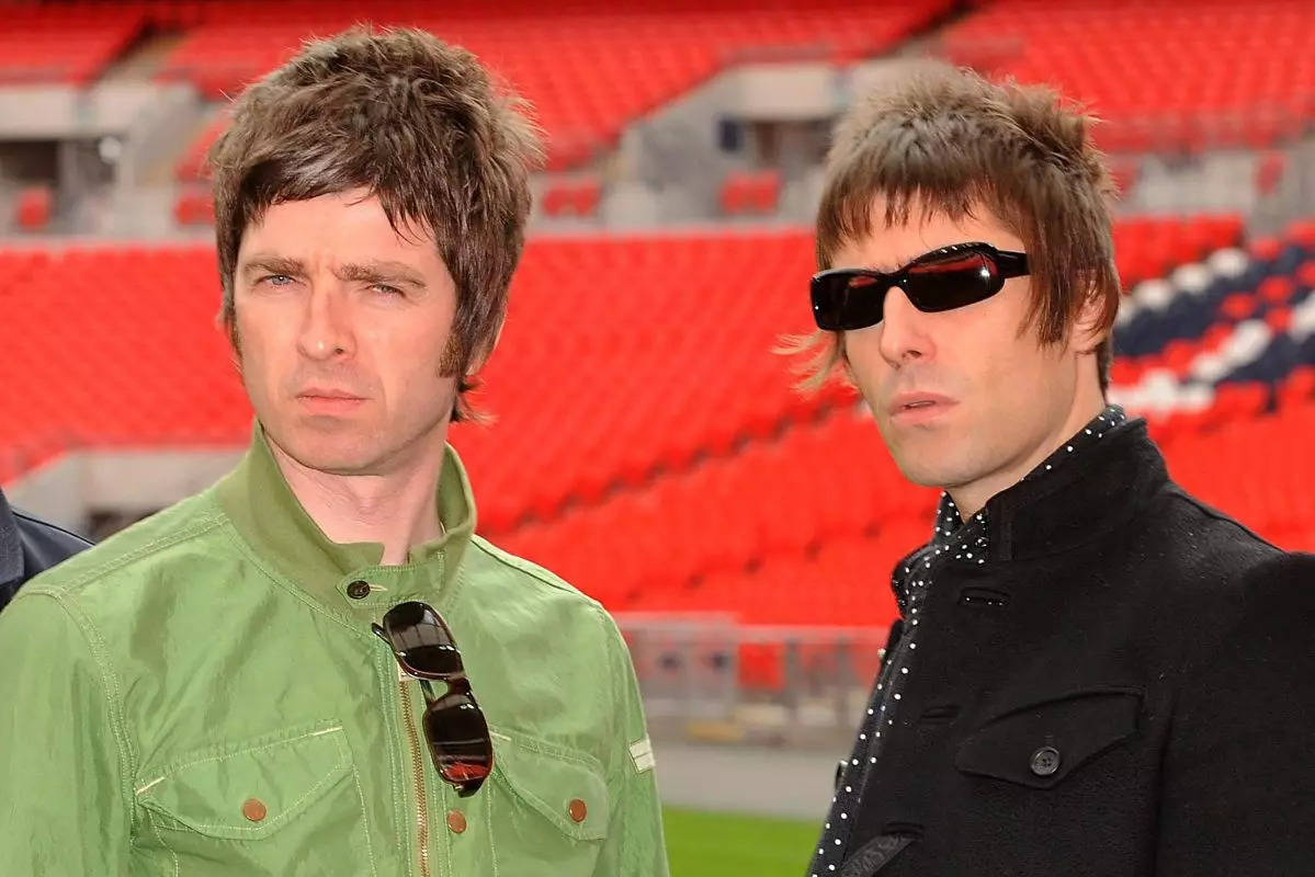 Noel Gallagher (hagu) da Liam Gallagher na Oasis sun tsaya a filin wasa na Wembley ranar 16 ga Oktoba, 2008 a London, Ingila.