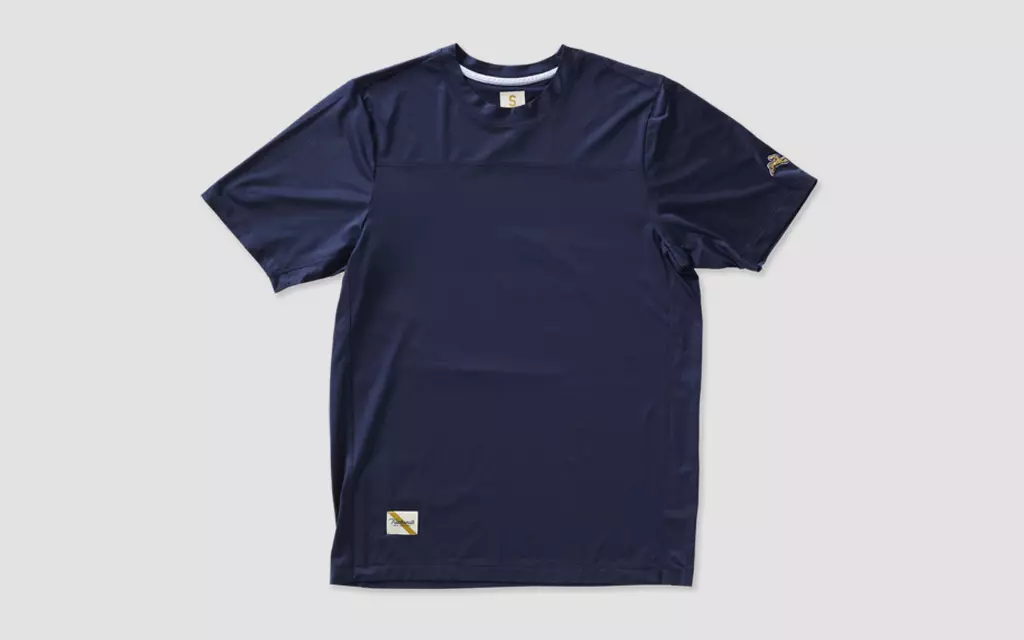 The Tracksmith Twilight Tee ndi imodzi mwama teti othamanga kwambiri azibambo pakuyenda mumsewu ndikuyenda nyengo yofunda.