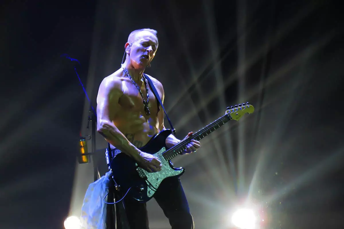 Phil Collen saka Def Leppard tampil ing 2015